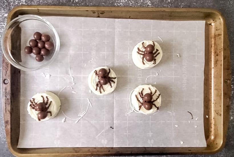 Chocolate Covered Spider Oreos - The Farm Girl Gabs®