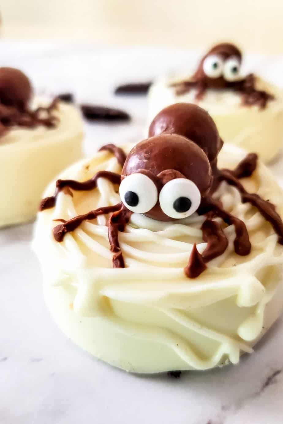 Chocolate Covered Spider Oreos - The Farm Girl Gabs®